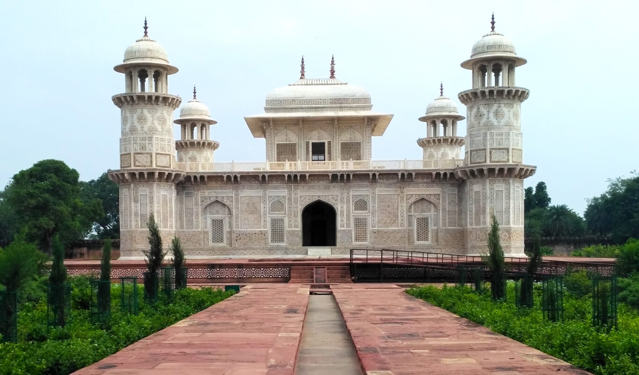 Hawa Mahal History: The Story Behind Jaipur’s Iconic Palace - Taj Mahal Tour Guide Family Group ...